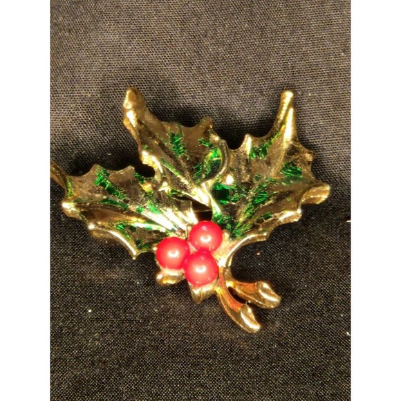 Unbranded | Jewelry | Vintage Green Gold Tone Holly Leaf With Red Bead ...